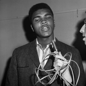 “Me / We” อะไรซ่อนอยู่ในหนึ่งบทกวีที่สั้นที่สุด โดยนักมวยชื่อก้อง ...