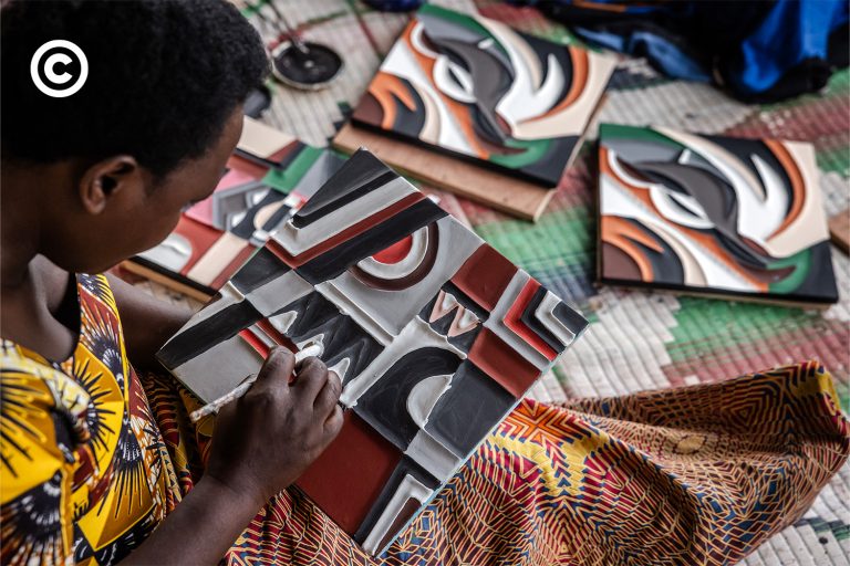 Imigongo ลวดลายเรขาคณิตแห่งรวันดา ศิลปะที่ไม่ล่มสลายไปกับเหตุการณ์ฆ่าล้างเผ่าพันธุ์