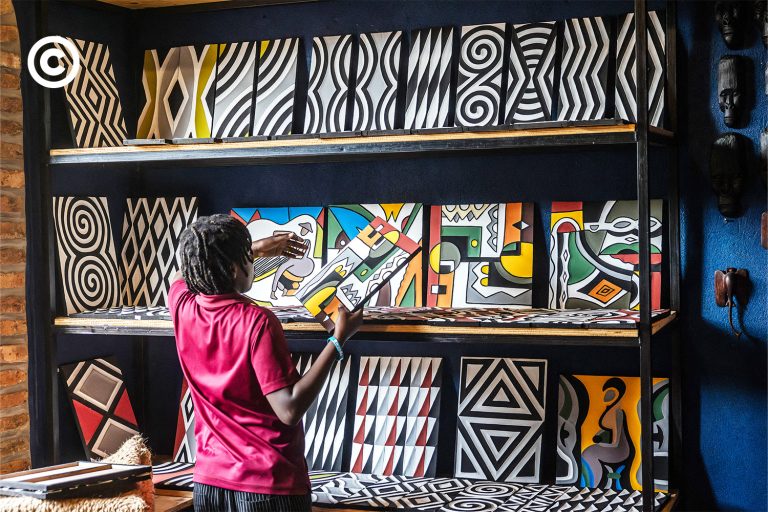 Imigongo ลวดลายเรขาคณิตแห่งรวันดา ศิลปะที่ไม่ล่มสลายไปกับเหตุการณ์ฆ่า ...