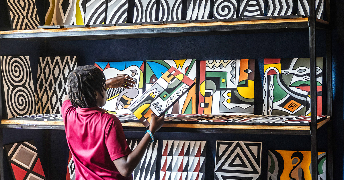 Imigongo ลวดลายเรขาคณิตแห่งรวันดา ศิลปะที่ไม่ล่มสลายไปกับเหตุการณ์ฆ่า ...